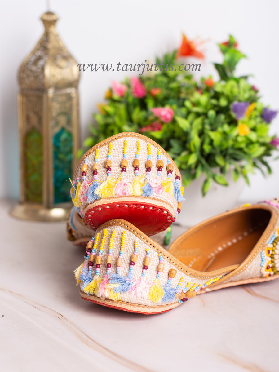 Multi Wooden Beads Jutti – taurjuttis