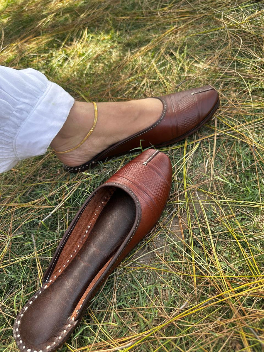 Plain brown (Back open) Jutti – taurjuttis